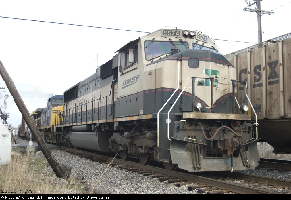 BNSF 9574 moves Q525 south